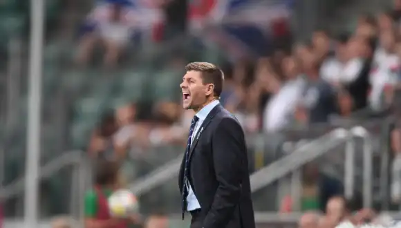 Así manda el Sargento Steven Gerrard en el Aston Villa